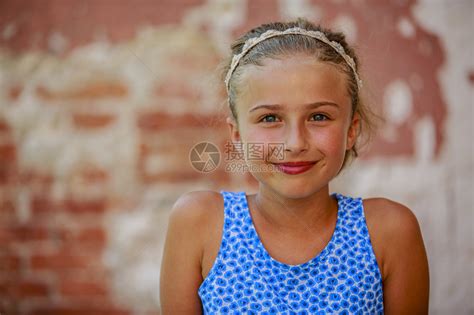 夏天穿着蓝色裙子的可爱小女孩高清图片下载 正版图片502538419 摄图网