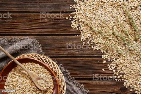나무 접시 나무 배경에 스카프에 숟가락에 귀리 플레이크의 클로즈업 사진 갈색에 대한 스톡 사진 및 기타 이미지 갈색 건강한 생활방식 건강한 식생활 Istock