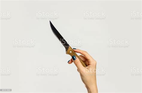 여성 손 나무 손잡이 가진 날카로운 부엌 칼을 들고 회색 배경에 고립 근접 촬영 강철에 대한 스톡 사진 및 기타 이미지 강철 공격성 금속 Istock