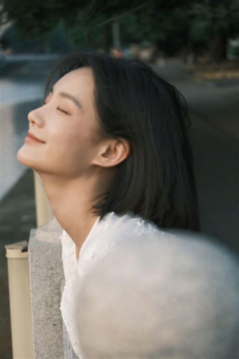 重回狂飙拍摄地晒出少女感清新胶片照片并配文到此一游 财经头条