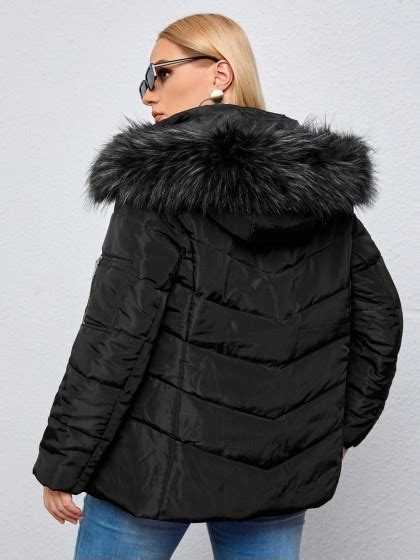 ЗИМНО ДАМСКО ЯКЕ С КАЧУЛКА И ПУХ В ЧЕРЕН ЦВЯТ