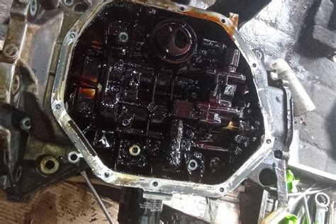 Foto Oli Mesin Yang Berubah Jadi Lumpur Jangan Diflush Bahaya