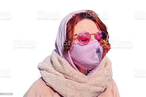 여름 숲에서 의료용 마스크를 쓴 여성이 하얀 배경에 고립된 얼굴을 클로즈업했다 독감 바이러스 전염병으로부터의 회복과 격리 종료의 개념 30 34세에 대한 스톡 사진 및 기타