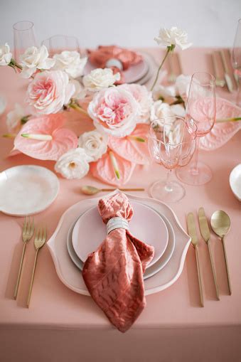 축제 테이블 장식입니다 황금 칼과 파스텔 핑크 색상 함께 다른 자연적인 색깔 장미 모란 국화 럭셔리 웨딩 파티 생일입니다 0명에 대한 스톡 사진 및 기타 이미지 Istock