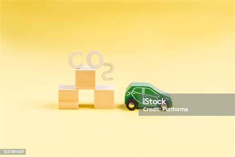 공기 청정 안전한 운송을 구입합니다 공간을 복사합니다 녹색 나무 자동차 에코 카 컨셉 배기가스 배출이 없는 차량 전기 자동차