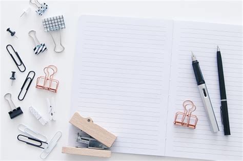 빈 페이지와 다른 사무 용품 오픈 노트북 화이트 사무실 책상 테이블 최고의 볼 수 있습니다 쓰기에 대한 스톡 사진 및 기타 이미지 Istock