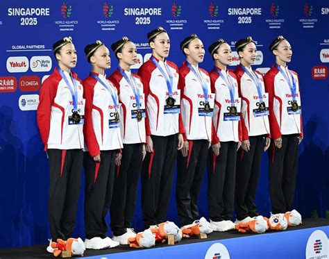 组图：世锦赛中国花游队集体技术自选夺冠 开心展示金牌