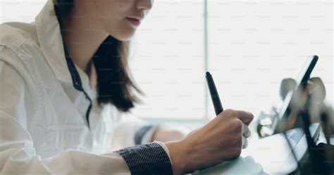 사무실의 책상에서 그래픽 태블릿을 사용하는 여성 그래픽 디자이너 사진 Unsplash의 스케치 이미지