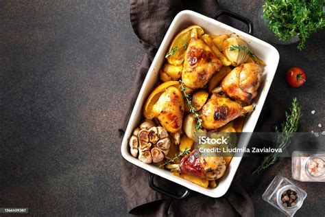 어두운 요리 배경에 베이킹 접시에 오렌지 마늘 양파와 구운 닭 다리와 감자 카피스페이스의 상단 보기 가금류에 대한 스톡 사진 및 기타 이미지 Istock