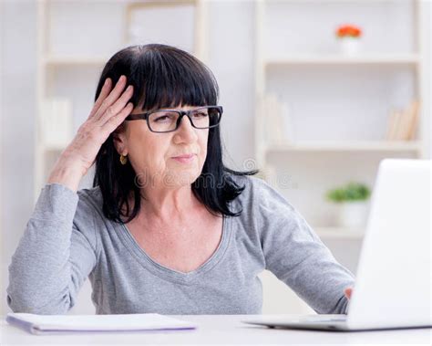 Senior Woman Struggling At Computer Stock Image Image Of Manager Online 198343665