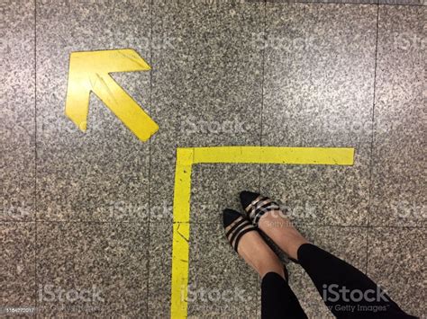 도로에 발과 화살표 화살표 방향의 노란색 기호와 바닥에 서 맨 위 보기 개념에 대한 스톡 사진 및 기타 이미지 개념 거리