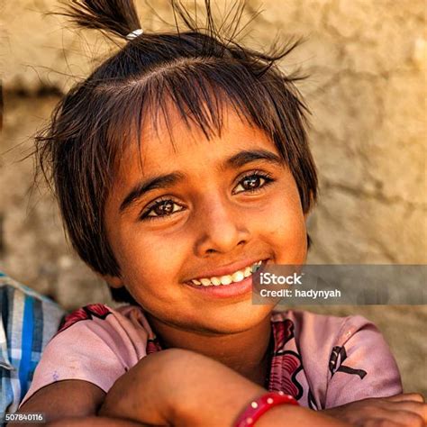 Glücklich Indischen Mädchen In Der Wüste Village Indien Stockfoto Und