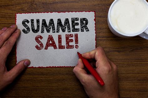 단어 쓰기 텍스트 여름 세일입니다 여름 시즌 남자 지주 마커 아이디어 조각 종이 나무 테이블 컵 커피 통신 동안에 일어난 연례