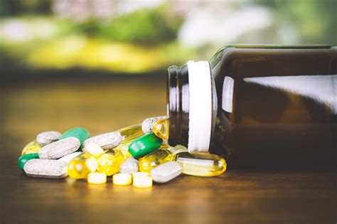 의학 약 또는 나무 배경에 캡슐입니다 치료 약물에 대 한 약물 처방입니다 제약의 약 건강에 대 한 치료 약국 테마 캡슐 알 약 패키지에 의학 항생제와 개념에 대한 스톡 사진