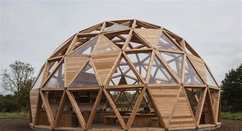 Fantastic Dom Geodezic Deconstruit Construit Din Lemn Local și Reciclat