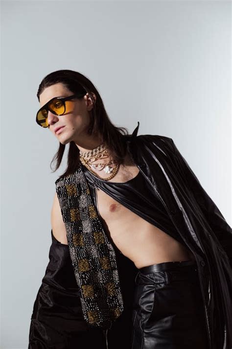 가죽 코트 검은 탱크 탑 남성 모델 남자 도시 스타일 디자이너 의류 럭셔리 매혹적인 모델 바지 사람 사진 촬영 서 있는 선글라스 수직 쐈어 스타일