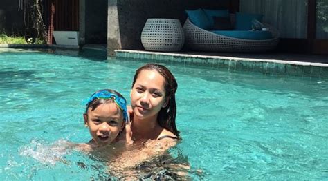 Bunga Citra Lestari Nikmati Kolam Renang Bali Bersama Keluarga