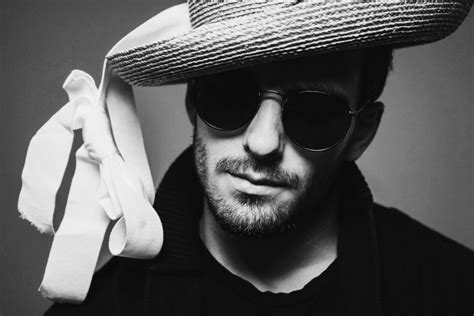 무료 이미지 남자 검정색과 흰색 화이트 사진술 초상화 모자 의류 검은 단색화 헤어 스타일 신사 시원한