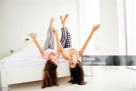 매력적인 사랑 스러운 매력적인 아름 다운 갈색 머리 백인 Smilin 가정 생활에 대한 스톡 사진 및 기타 이미지 가정 생활