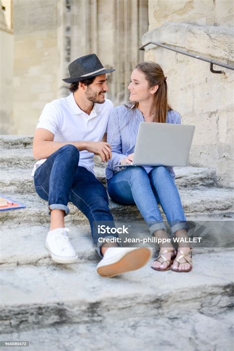 어린 학생 들은 남자와 여자 여름 야외 거리에 노트북 컴퓨터를 함께 작업의 몇 20 24세에 대한 스톡 사진 및 기타 이미지 20 24세 20 29세 2명 Istock