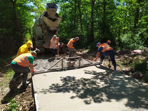საჩხერის მუნიციპალიტეტის მერია გზაყველასოფელს სოფელი კალვათა საუბნო გზაზე რკინა ბეტონის