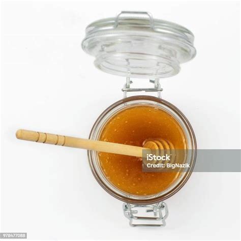 흰색 배경에 고립 된 항아리에 담그는와 향기로운 여 보 상위 뷰 0명에 대한 스톡 사진 및 기타 이미지 0명 금색 꿀 Istock