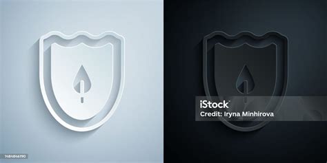 회색과 검은색 배경에 분리된 나뭇잎 아이콘이 있는 종이 컷 방패 잎이 있는 친환경 보안 방패 종이 아트 스타일 벡터 3차원 형태에 대한 스톡 벡터 아트 및 기타 이미지