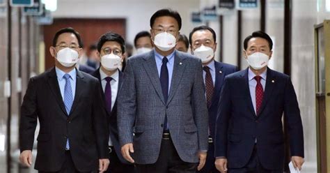 비상대책위원회의 회의장으로 향하는 정진석 주호영