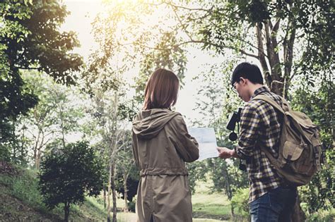 두 젊은 여행자 배낭 들고 지도 녹색 정글에서 편안한 배경 여름 휴가 및 라이프 스타일 하이킹 개념에 야외 숲으로 즐기는 걷기에