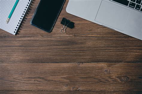 복사 공간에 대한 장소와 갈색 나무 배경에 현대적인 비즈니스 도구 0명에 대한 스톡 사진 및 기타 이미지 0명 개념 교육 Istock