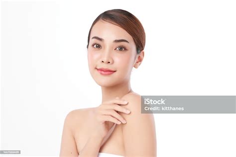 흰색 배경에 깨끗한 신선한 피부를 가진 아름다운 젊은 아시아 여성 얼굴 관리 얼굴 치료 화장품 아름다움과 스파 아시아 여성 초상화 20 24세에 대한 스톡 사진 및 기타