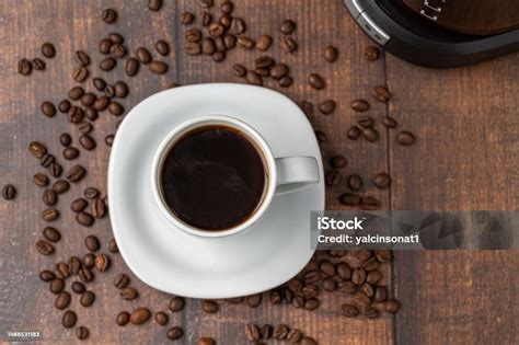 필터 커피 머신에서 양조 한 필터 커피를 흰색 도자기 컵에 담아 0명에 대한 스톡 사진 및 기타 이미지 0명 가득 찬 갈색 Istock