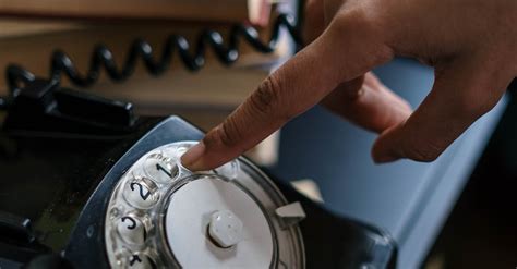 1980 년대 고전적인 전화 고전적인 커뮤니케이션 골동품 전화 구식 국번 다이얼 기술 다이얼 전화기 대화 번호를 누르세요 복고풍 스타일 블랙 전화