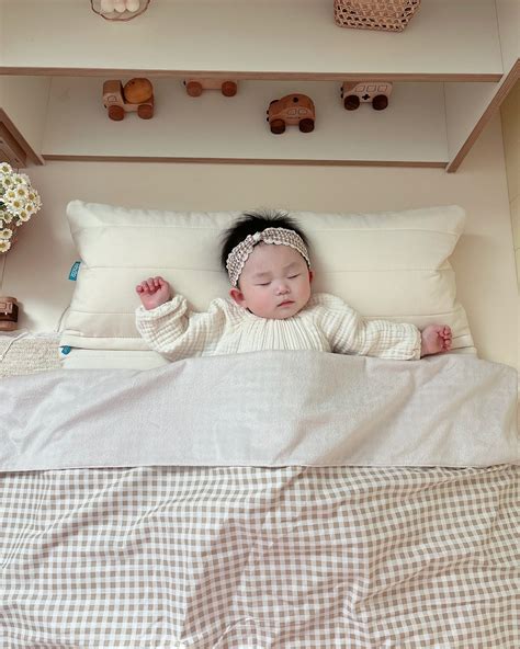 🌰알밤이 엄마🌰 제품제공┃ 레우토 3cm 매트리스 폼이 들어있는 레우토 낮잠이불🤍 제가 누워봐도 분명 바닥인데 침대같다고 느껴졌어요🥹 알밤이도 딱딱한 바닥에선 잠을 통