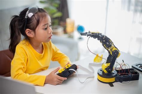 Concept Déducation Stem Les étudiants Asiatiques Apprennent à La