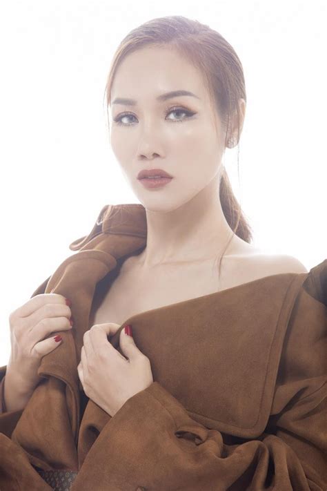 Hoa H U Kim Nguy N G I C M Khoe Vai Tr N H H Ng