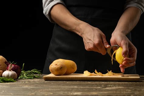 요리사는 야채와 감자를 정리합니다 감자 요리에 대 한 검은 배경 메뉴 요리 건강 한 식 생활의 개념에 깨끗한에 대한 스톡 사진