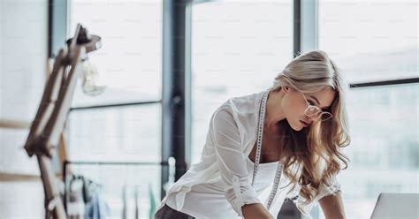 매력적인 여성 패션 디자이너가 그녀의 작업장에서 일하고 있습니다 새로운 옷 컬렉션을 만드는 과정에서 세련된 여성 사진 Unsplash의 패션 스타일리스트 이미지