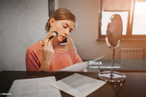 바쁜 여자는 화장을 만드는 독서 문서 T 같은 시간 전화 통화 여러 작업을 하는 사업가 멀티태스킹 비즈니스 사람입니다 감독에 대한 스톡 사진 및 기타 이미지 Istock