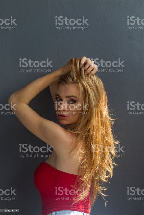 건물 메르터 이스탄불 칠면조의 지붕에서 포즈를 취하는 젊은 여자 발코니에 대한 스톡 사진 및 기타 이미지 발코니 백인종 복고풍 Istock