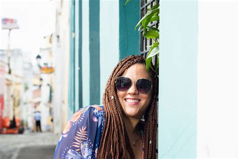 땋은 머리에 선글라스를 끼고 창문에 기대어 있는 예쁜 여자의 초상화 땋은 머리에 대한 스톡 사진 및 기타 이미지 땋은 머리 30 34세 거리 Istock