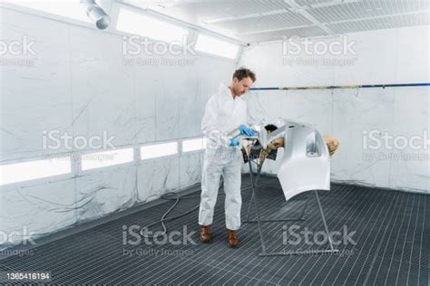 자동차 화가 자동차 범퍼색상 선택 자동차 페인팅 부스에서 일하는 남자 Chamber Of Commerce에 대한 스톡 사진 및 기타 이미지 Chamber Of