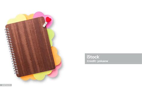 텍스트 발렌타인 데이 또는 사랑의 테마 개념 고객용으로 흰색 바탕에 사랑 다 색된 심장 모양의 노트와 천으로 핀 나무 커버 노트북의 책 개념에 대한 스톡 사진 및 기타