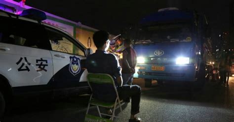 中國警察出奇招懲罰亂開遠光燈的車主網路上直播後網友都覺得這招很不錯