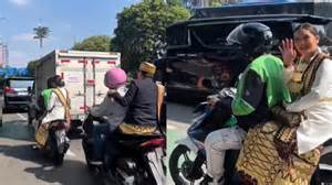 Sosok Silvia Istri Immanuel Ebenezer Naik Ojek Demi Upacara Hut Ri
