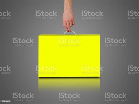 핸드 핸들 노란색 상자를 보유 하고있다 노트북에 대 한 포장 상자입니다 회색 배경에 절연 가득 찬에 대한 스톡 사진 및 기타 이미지 Istock