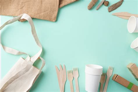 환경 친화적 인 제로 폐기물 플라스틱 무료 정원 파티 세트 녹색 배경에 종이 컵 나무 칼 붙이 및 재사용 가능한 재료 가방 폐기물 제로 개념 0에 대한 스톡 사진 및 기타