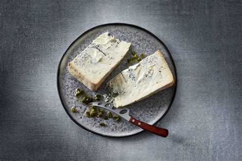 Discover The Delight Of Smoked Gorgonzola: A Flavorful Twist | Smokedbyewe