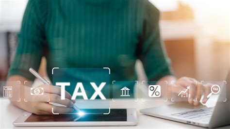 여성들은 온라인으로 세금을 납부하기 위해 컴퓨터를 사용하여 개인 소득세 신고서를 작성합니다 주세 재정 조사 데이터 분석 문서 보고서 세금 신고 및 계산 세금 개념 개념에