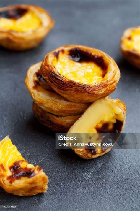 에그 타르트 전통 포르투갈 디저트 파스텔 드 나타 페이스트 슬레이트 배경입니다 크림 유가공 식품에 대한 스톡 사진 및 기타 이미지 크림 유가공 식품 Egg Tart